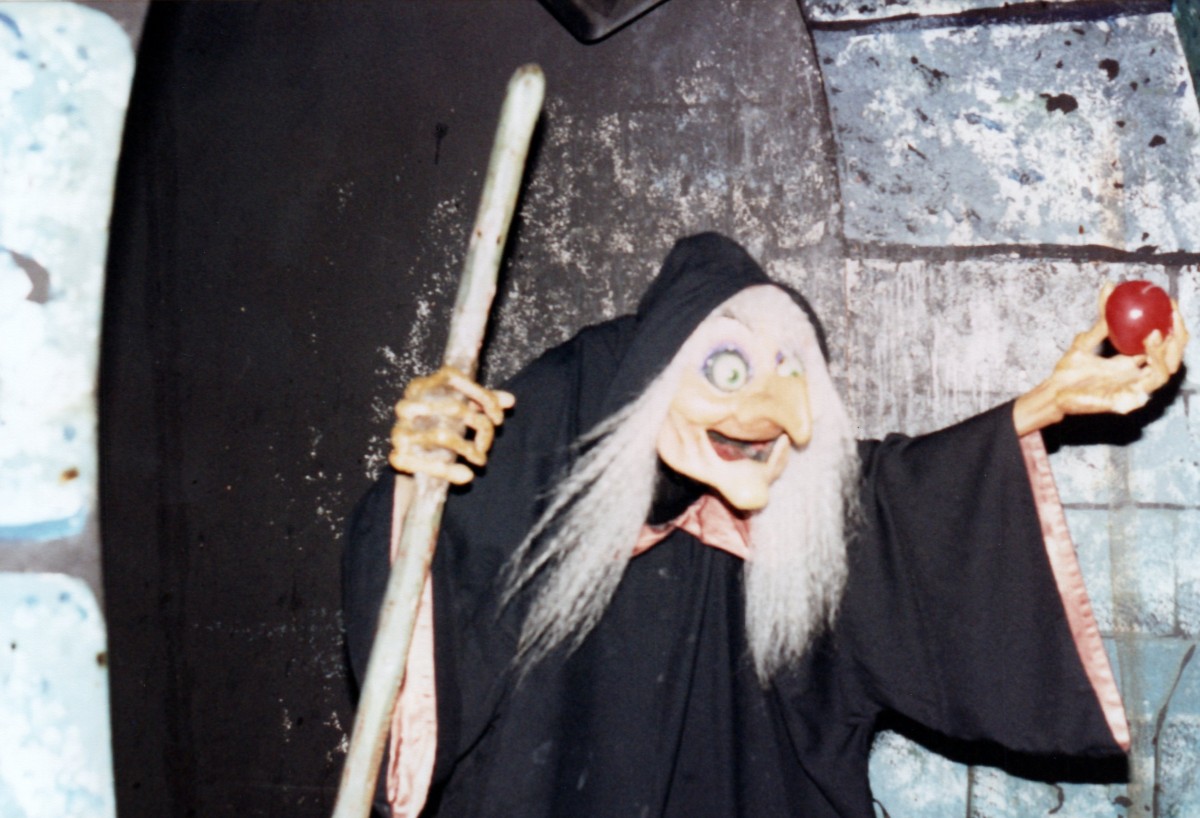 Snow White's Adventures Gallery - RetroWDW